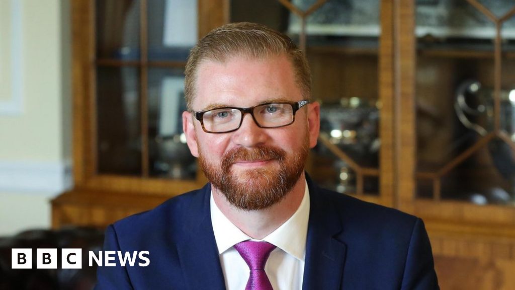 RHI scandal: Simon Hamilton plan to go before assembly on Monday - BBC News
