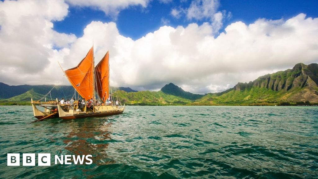 Hawaiian Hokule'a canoe makes it round the world - BBC News