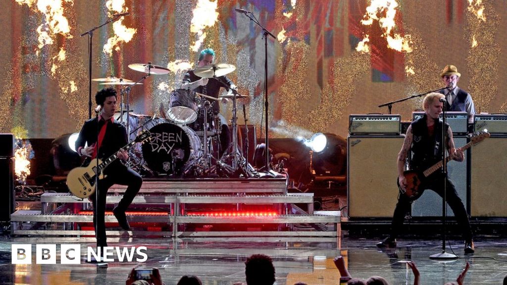 Green Day lead anti-Trump comments at American Music Awards - BBC News