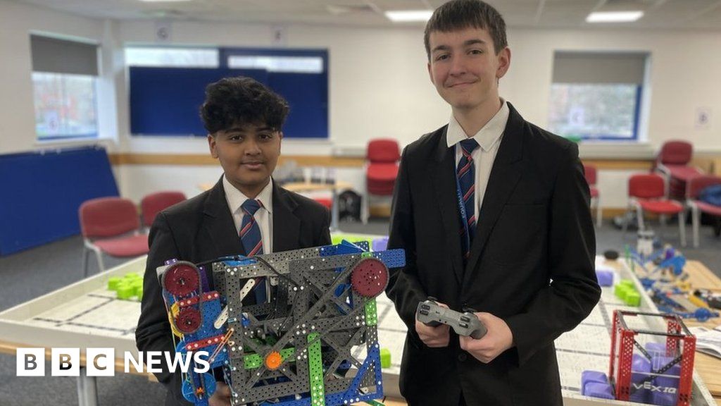 Derby pupils jet off to US for international robotics tournament - BBC News