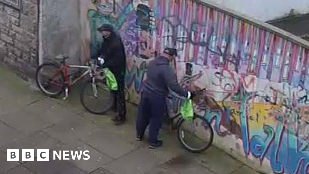 CCTV images released after Kirkcaldy bank robbery - BBC News