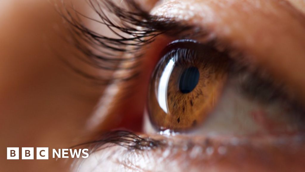 Woman fails roadside eye test on drive from Manchester to Suffolk - BBC ...