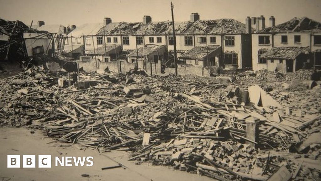 The night a Cardiff bombing raid left 'everything in chaos' - BBC News