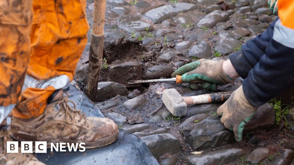 Workers lift 12,000 Clovelly cobbles in broadband challenge