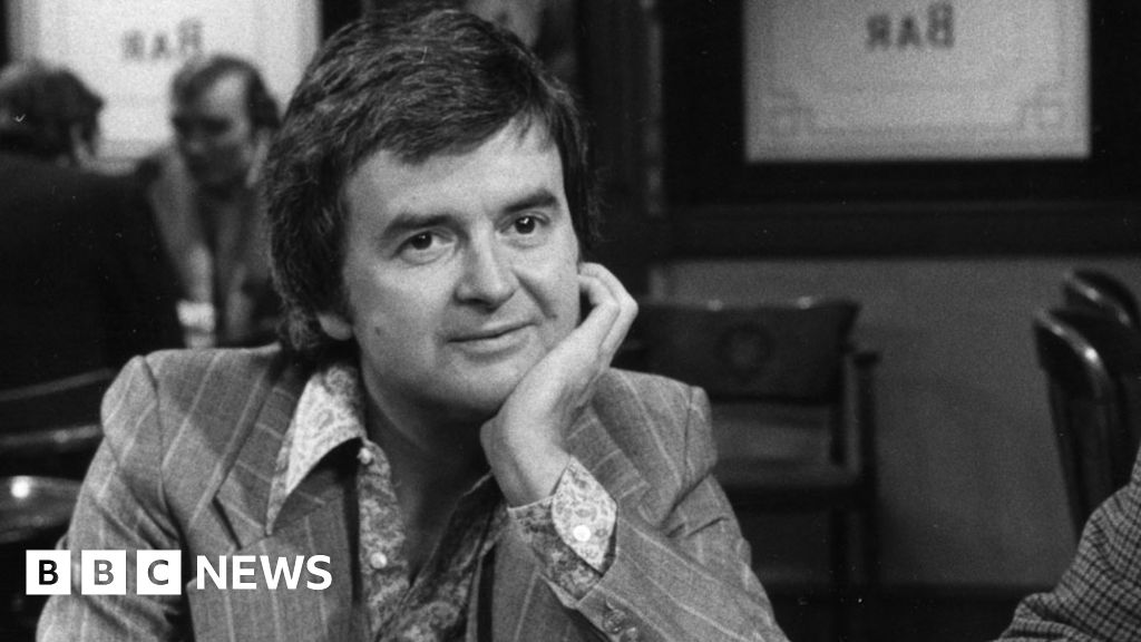 The Likely Lads actor Rodney Bewes dies - BBC News