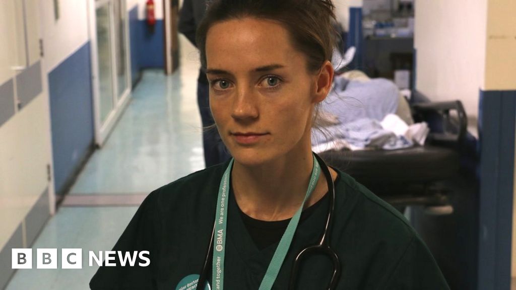 A shift in the life of a junior doctor in an A&E department - BBC News