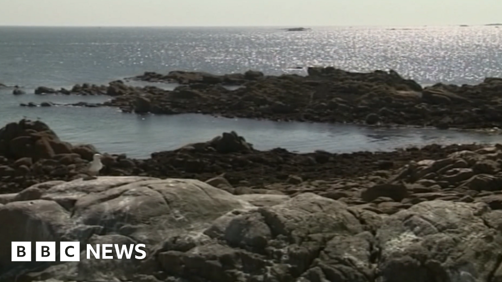 Minquiers areas receive special protection status - BBC News