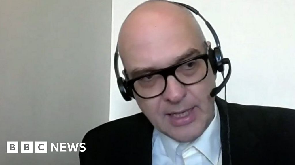 Boris Eldagsen refuses award after submitting AI-generated photo - BBC News