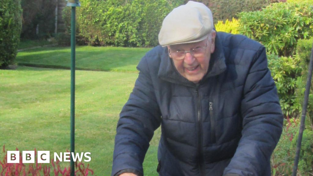 Captain Sir Tom Moore inspires Sutton Coldfield man's walks - BBC News