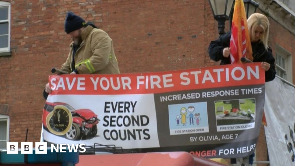 Protest held in Lincoln over fire service cuts plan - BBC News