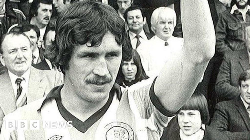 Posh fans raise £100K for Chris Turner Peterborough statue - BBC News