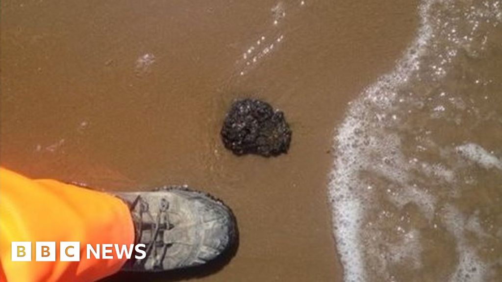 Sea bathing closed after oil and tar spill on Fylde coast