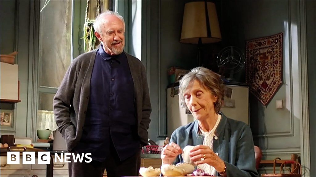 Sir Jonathan Pryce receives knighthood in Windsor ceremony - BBC News