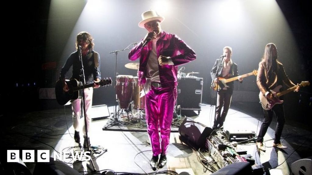 Tragically Hip: About a third of Canadians watch farewell concert - BBC ...