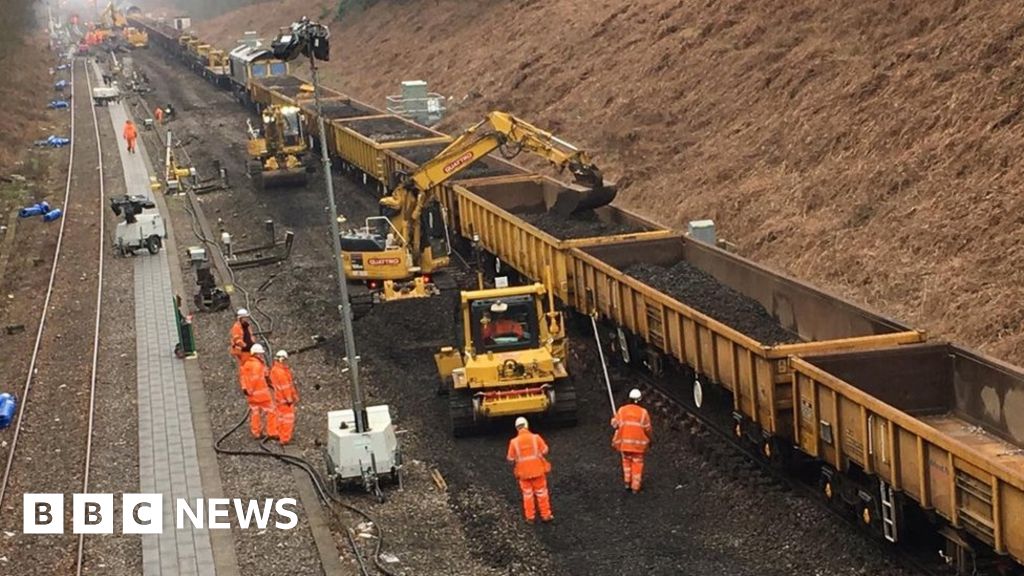 Brighton Main Line improvement work 'going well' amid closure - BBC News