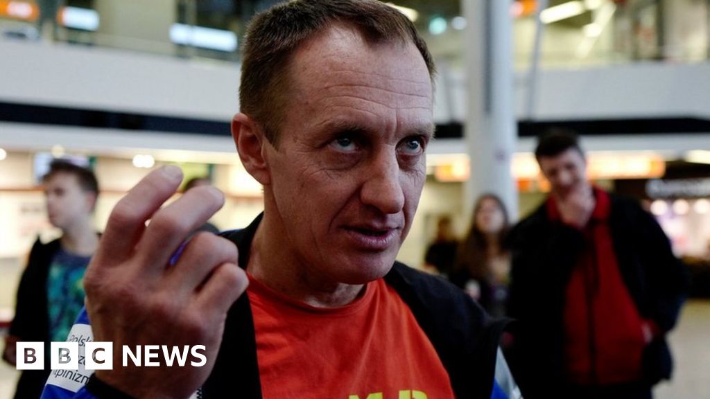 K2: Fears for climber Denis Urubko after expedition row - BBC News