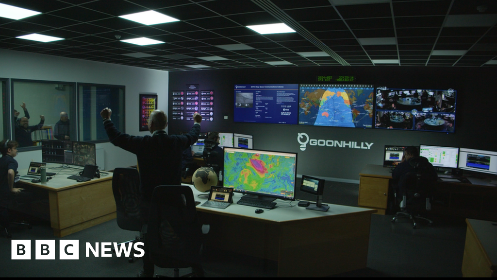 Goonhilly Earth Station helps historic Moon mission - BBC News