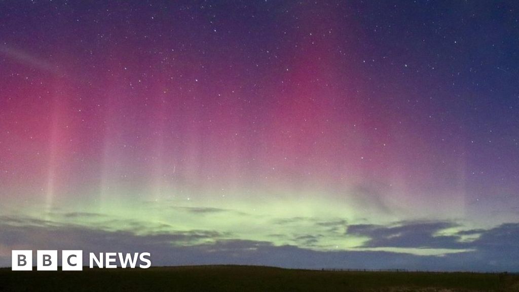 Northern Lights captured in Yorkshire skies - BBC News