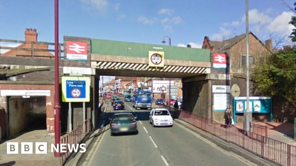 Driver jailed for 130mph police chase at Deeside - BBC News