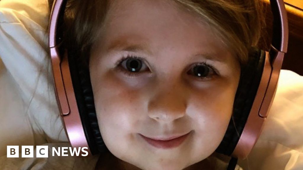 Freya Bevan: Daughter with cancer 'is a superhero’ - BBC News
