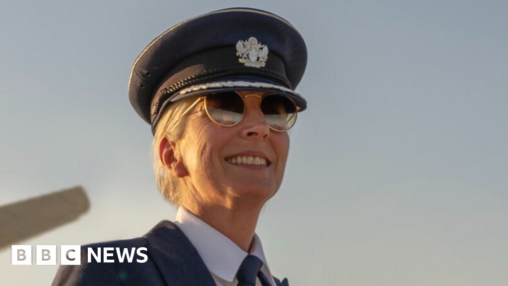 Menopause: I feared for my career, says Gatwick pilot - BBC News