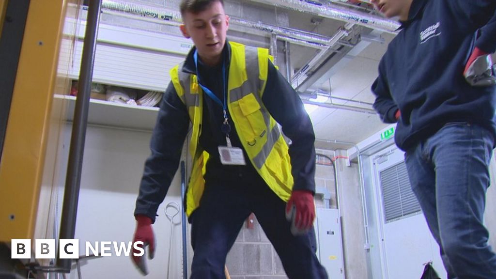 More apprentice places to be created in Scotland - BBC News