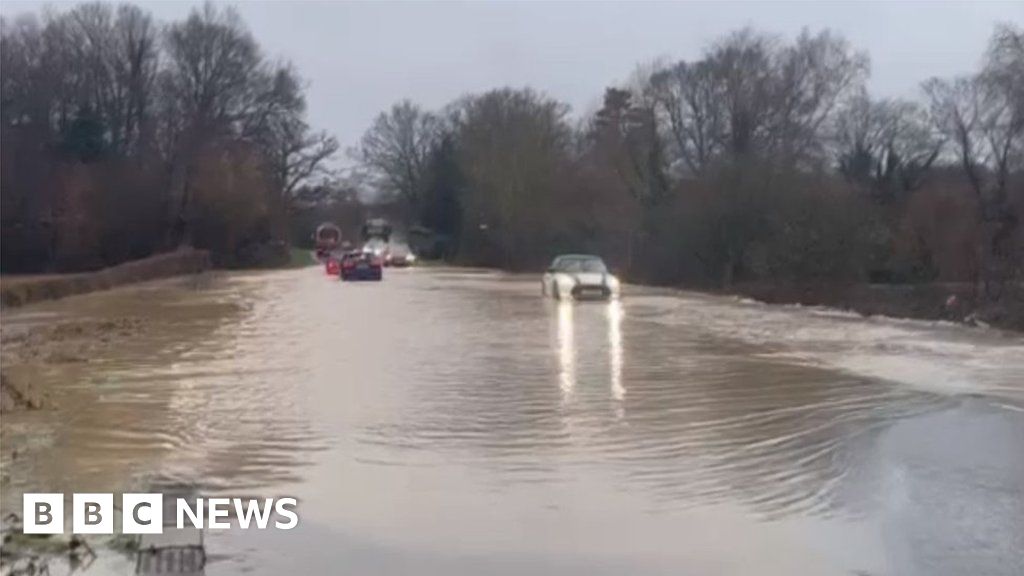 South East motorists warned of icy roads after flooding - BBC News