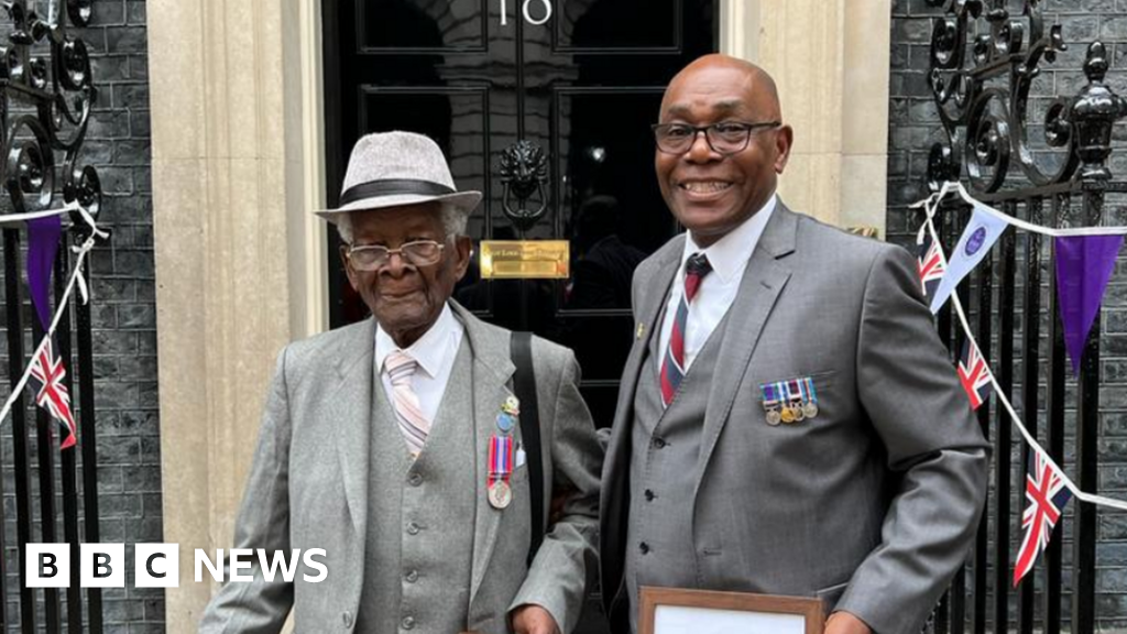 Birmingham: RAF veterans recognised for archive project - BBC News