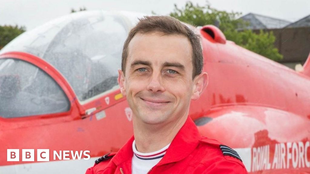 Red Arrows crash pilot David Stark out of hospital - BBC News