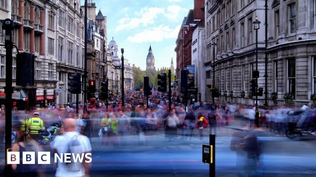 UK will lose track of many EU migrants after Brexit - report - BBC News