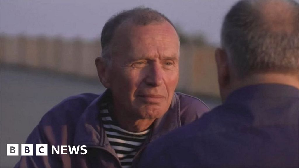 Russian leaflets denigrate 'novichok' scientist Vladimir Uglev - BBC News