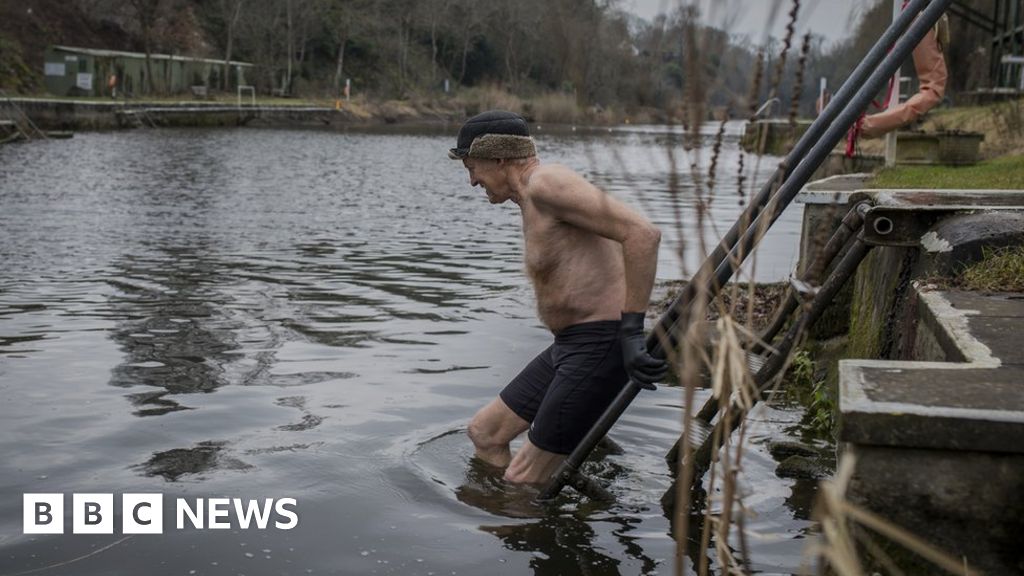 The wild swimmers of Henleaze Lake - BBC News