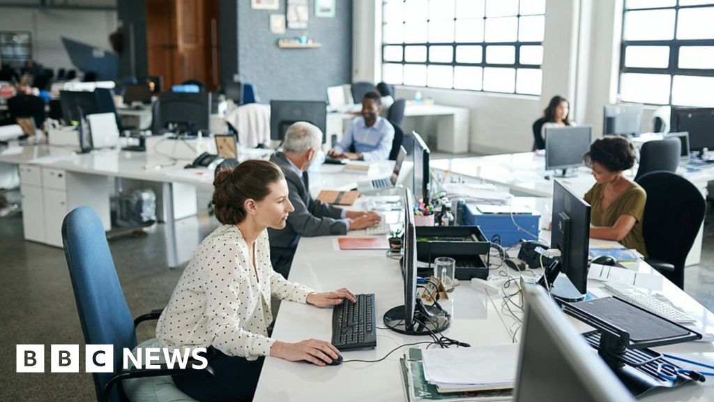Middle-aged workers 'spend more time sitting than pensioners' - BBC News