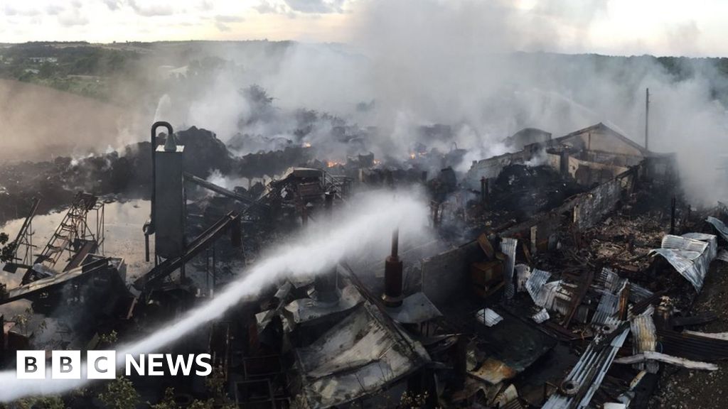 Fire in St Erth blazes into third day - BBC News