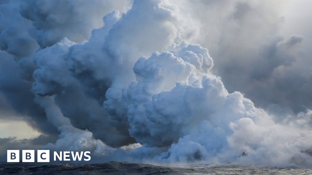 Hawaii volcano: Warning of toxic gas plumes from Kilauea - BBC News