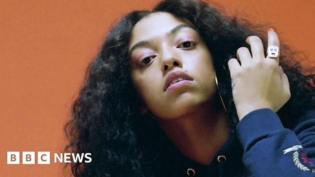 Mahalia: The singer drunk-dialling her way to fame - BBC News