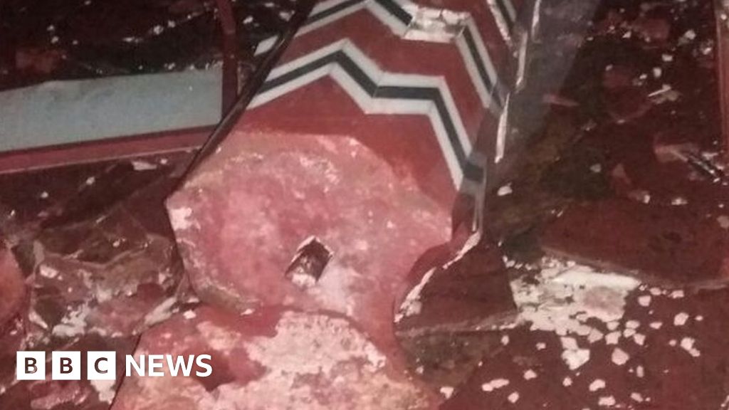 India Taj Mahal minarets damaged in storm - BBC News