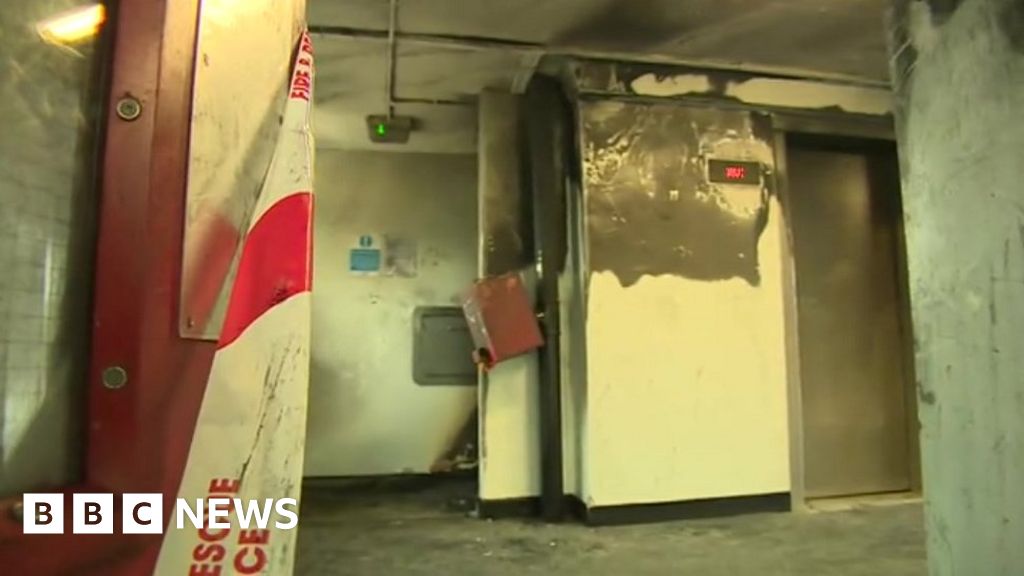 Teenage boys held over Luton flat fire after three hurt - BBC News
