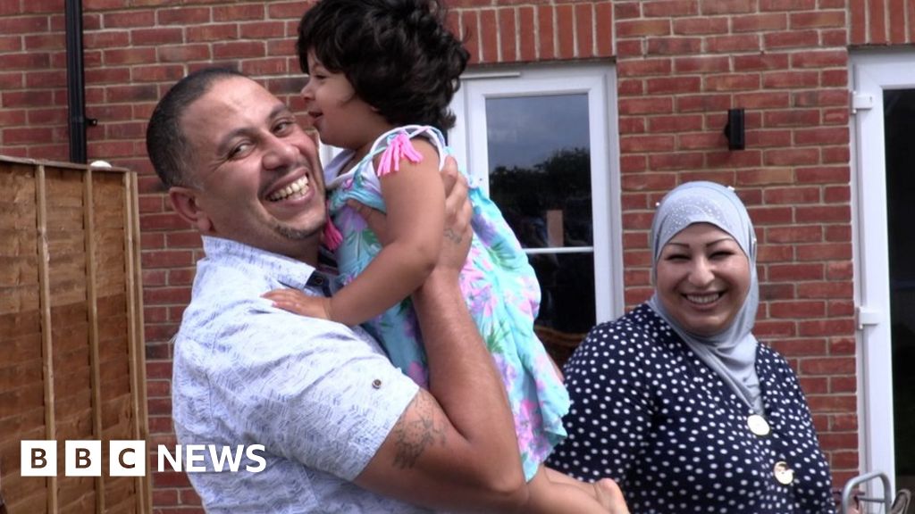 Syrian refugees 'happy and safer in the UK' - BBC News
