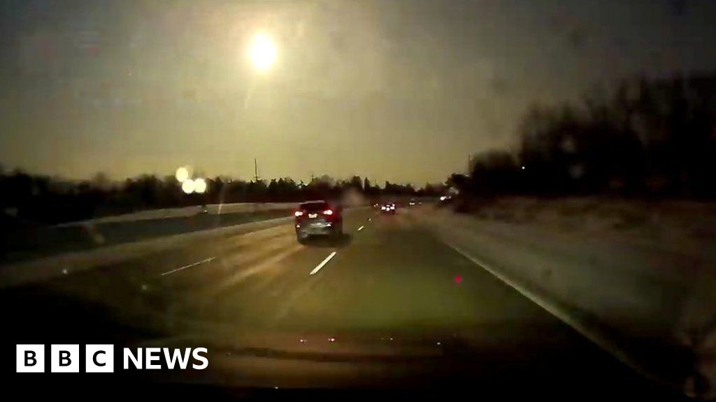 Meteor lights up Michigan skies - BBC News