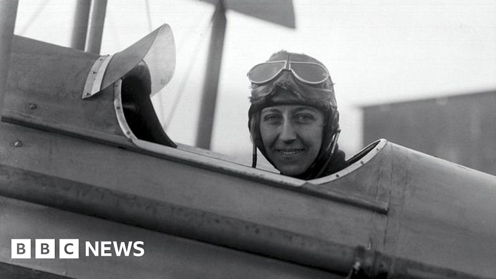 Amy Johnson festival to commemorate Hull aviator - BBC News