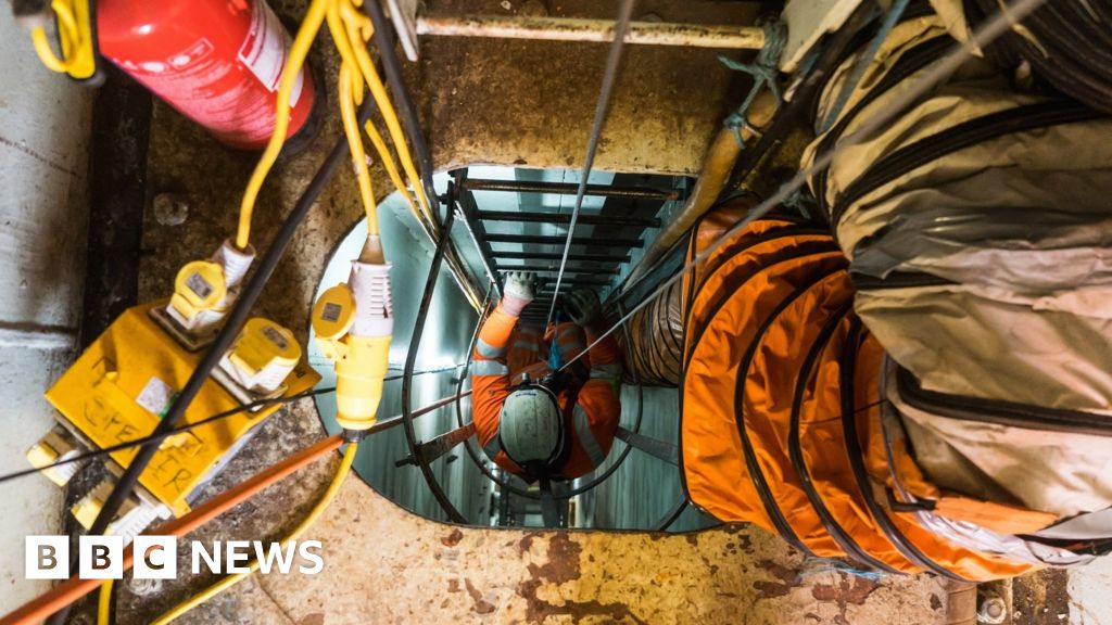 'Challenging' Forth Road Bridge repairs complete - BBC News