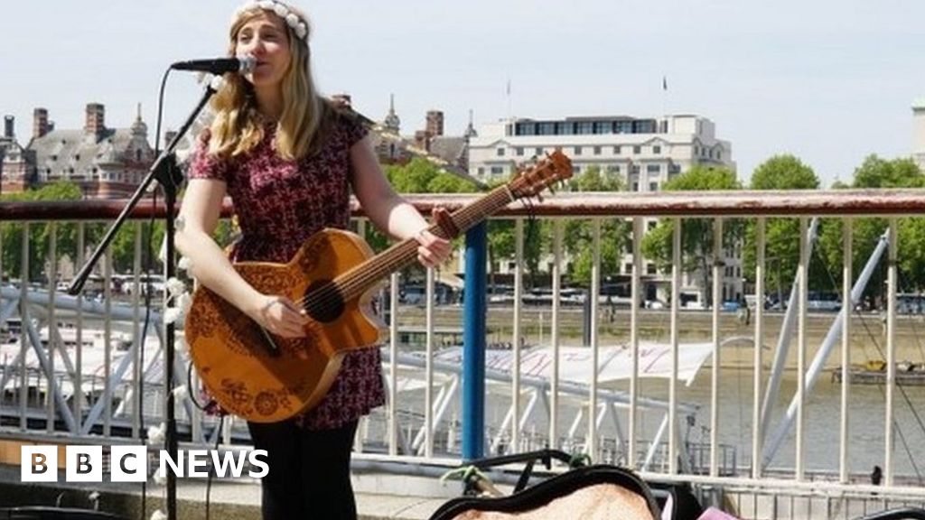 Busking goes cashless with 'a world first' for London - BBC News