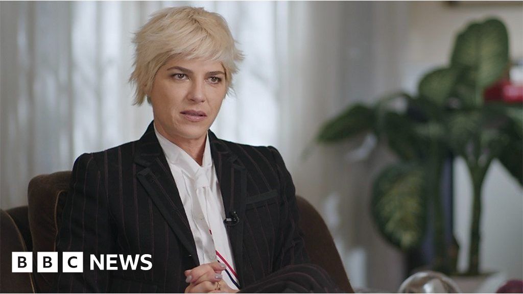 WATCH Selma Blair: ‘MS took my career down’ - BBC News