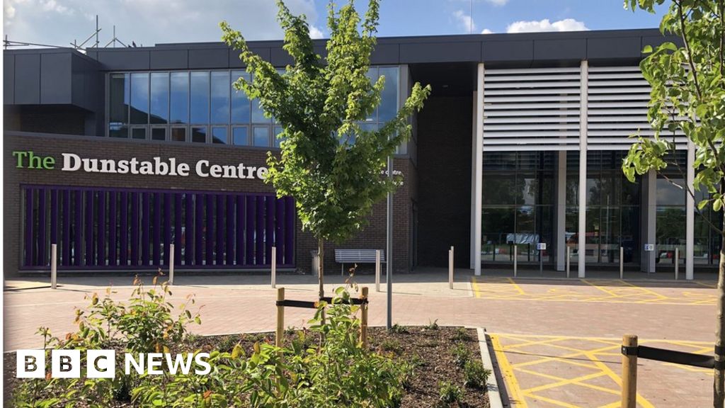 Dunstable £20m leisure centre reopens without its pool - BBC News