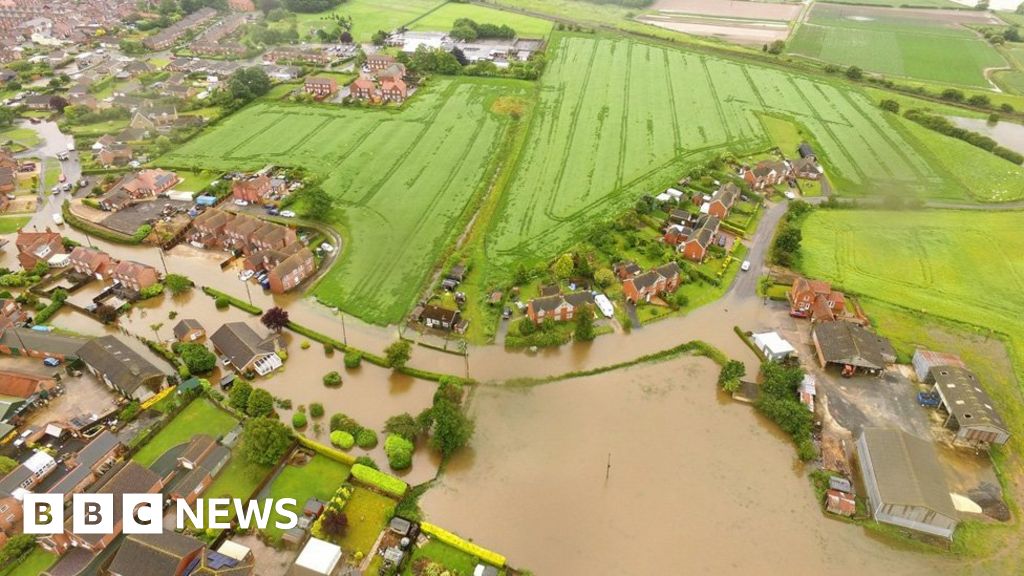 Wainfleet flooding: Residents 'living in fear' - BBC News