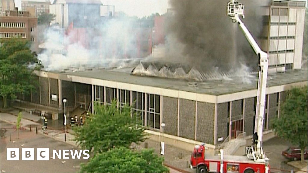 BBC Rewind: 'Total devastation' after Norwich library fire - BBC News