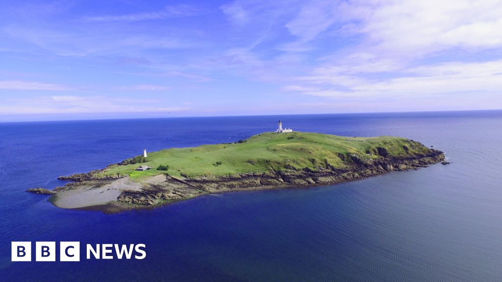 Little Ross lighthouse island up for sale - BBC News
