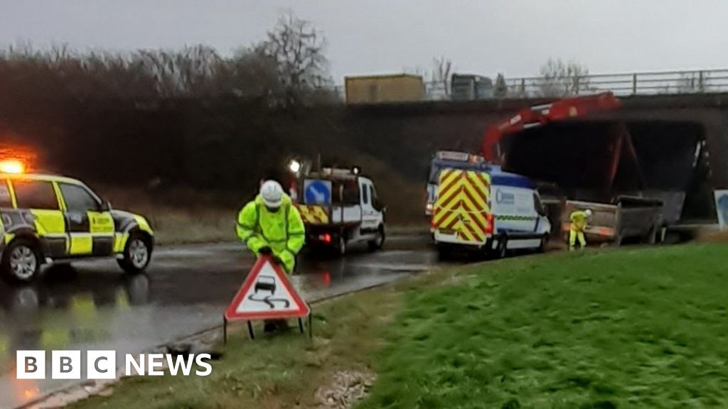 Truck wedged under A30 bridge near Exeter is removed - BBC News