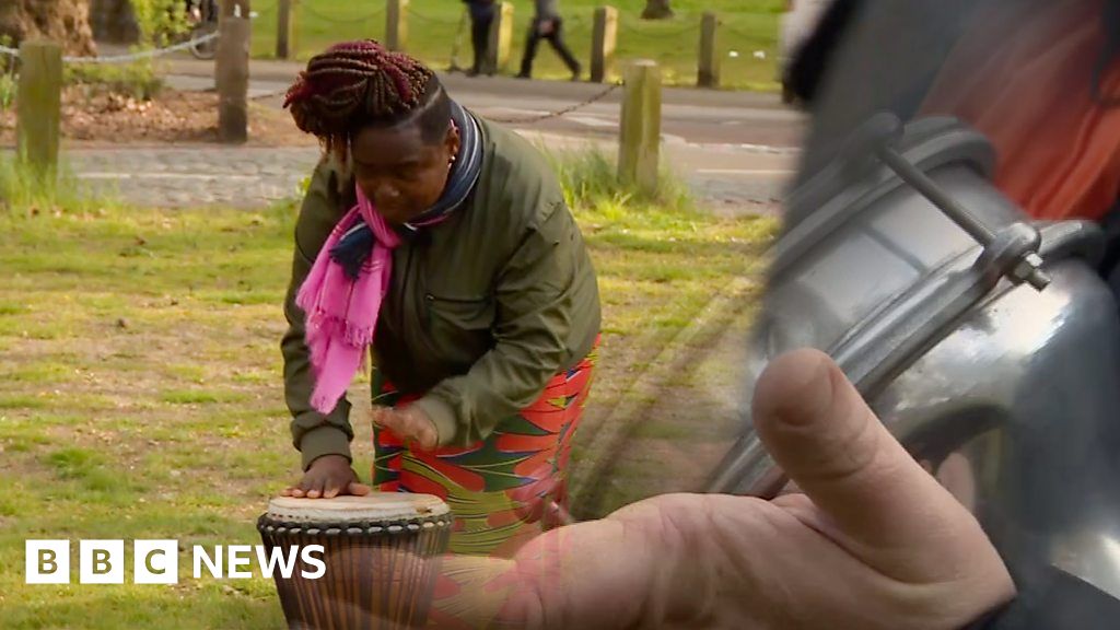 Covid-19: Stamford Hill drumming helps grieving people - BBC News